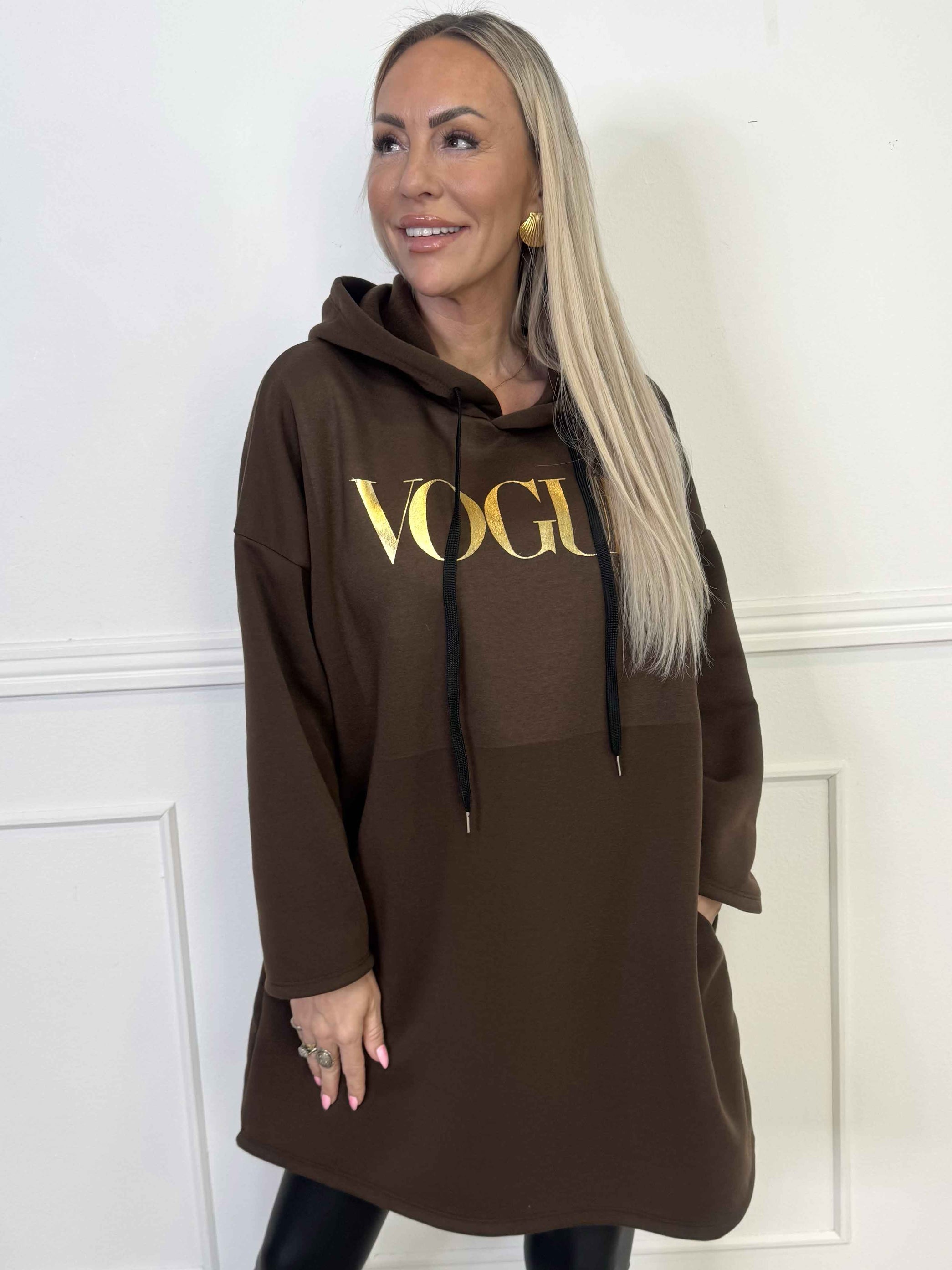 Perrine - Hoodiekjole med VOGUE tryk med lommer